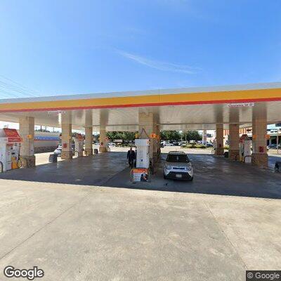 Four people run from under freeway toward gas station, Houston TX ...