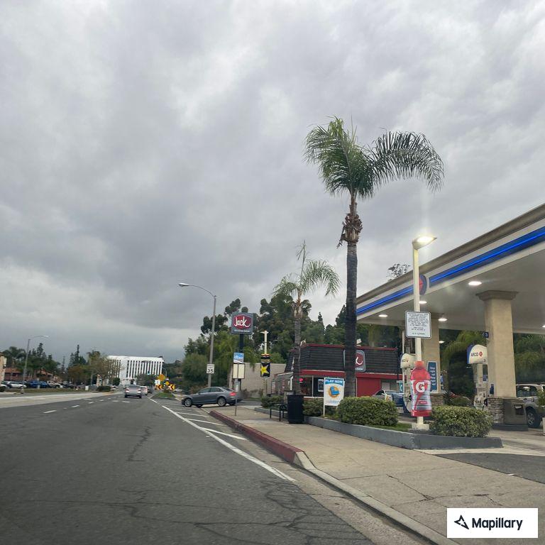 Car hits light pole at intersection in Fullerton, Fullerton CA | CrimeRadar