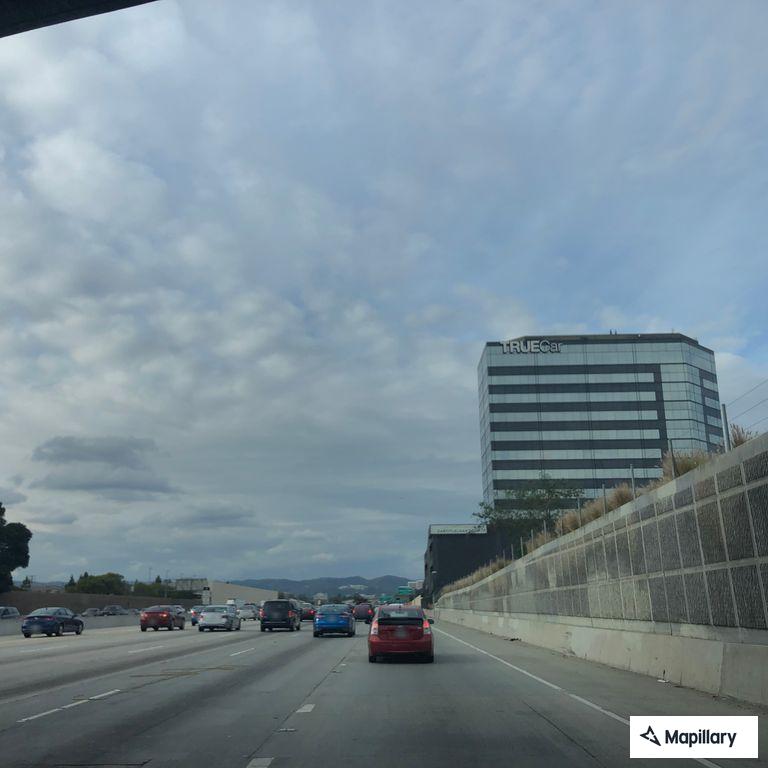 Vehicle overturned on 405 freeway on-ramp, Los Angeles CA | CrimeRadar