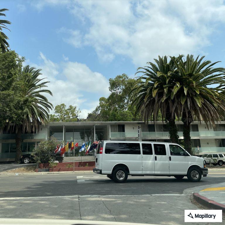 Security guard involved in family incident near Franklin Ave hotel, Los ...