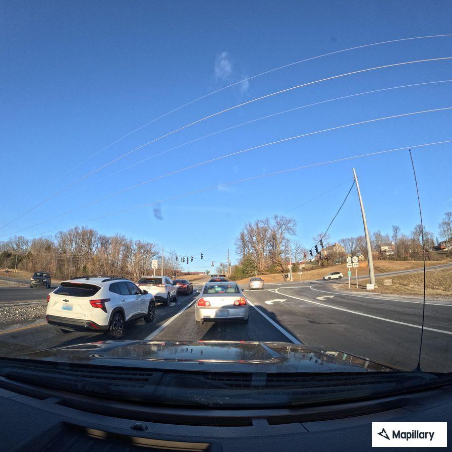 Non-injury accident with fluid leak on highway intersection, Radcliff ...