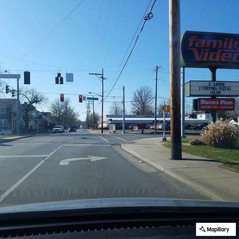 Traffic stop after near head-on collision on Lincoln Ave, New Albany IN ...