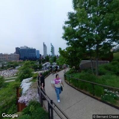 Homeless man aggressive and yelling at Little Island entrance, New York ...