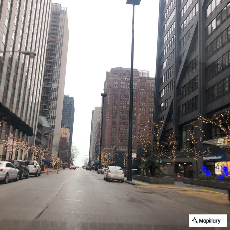 Person wearing Burger King crown refuses to leave restaurant, Chicago ...