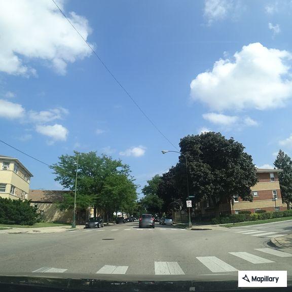 Four-car crash at Chicago intersection, one vehicle flees, Chicago IL ...
