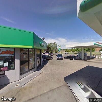 Woman with shoulder pain at gas station, Detroit MI | CrimeRadar
