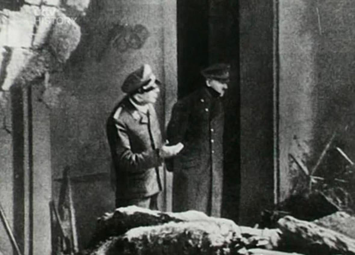 Last known photo of Hitler at the entrance to the Bunker where he ...