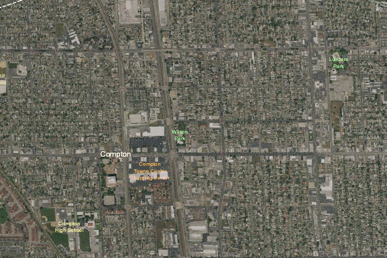 Suspect armed with knife outside Compton residence, Compton CA | CrimeRadar