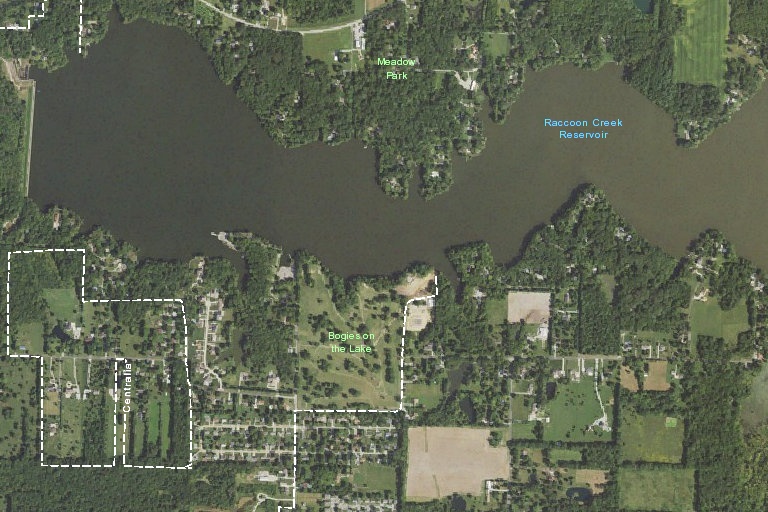 Abandoned vehicle blocks roadway near Castle Ridge, Centralia IL ...