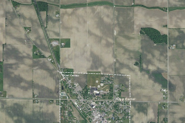 Snow drifts block half lane on IN-16 near Royal Center, Royal Center IN ...