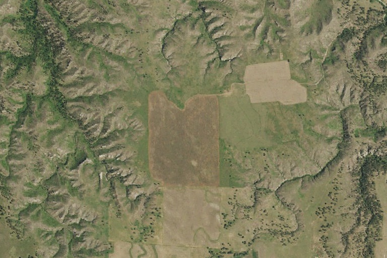 Disabled silver SUV at intersection in Dawes County, Dawes County NE | CrimeRadar