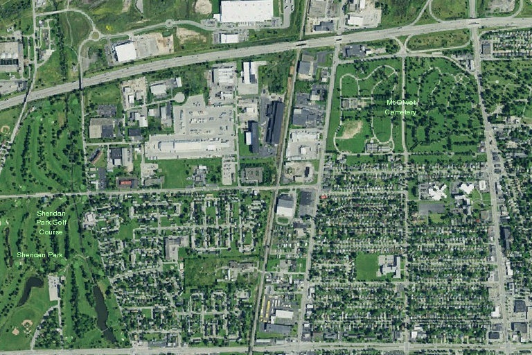 Vehicle with hazard lights disrupts traffic near Military Rd, Tonawanda ...