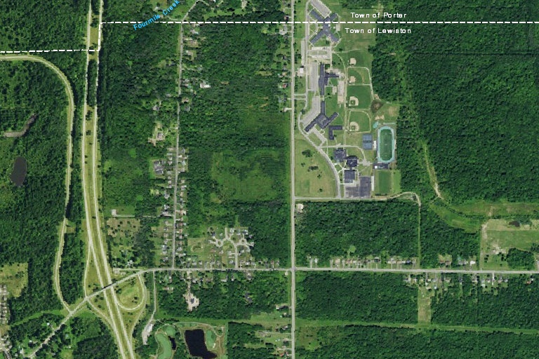 Tree blocks southbound lanes on Niagara Scenic Parkway, Niagara County ...